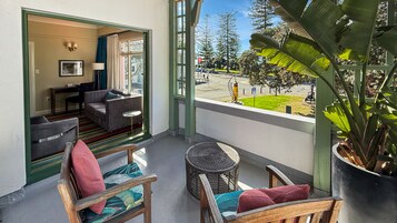 Suíte premium, 1 cama King | Área de estar | TV de tela plana