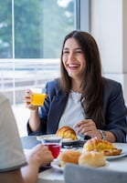 Café da manhã com buffet todos os dias (EUR 10.50 por pessoa) 