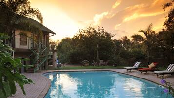 Piscina exterior, guarda-sóis, espreguiçadeiras