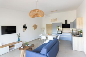 Villa Superior -  2 Bedroom -  Near Beach | Cozinha privada | Um frigorífico/congelador grande, um micro-ondas, um forno 