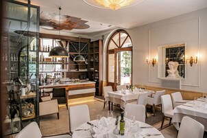 Pequenos-almoços, almoços, jantares servidos, com vista para o jardim 