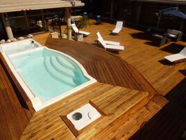 Piscina exterior, guarda-sóis, espreguiçadeiras 