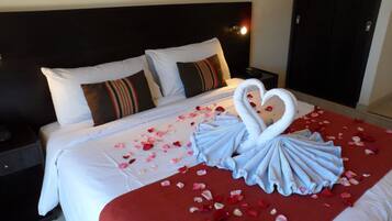 Quarto Duplo Superior | Camas de colchão pillowtop, minibar, cofre no quarto