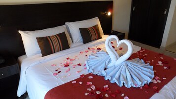 Quarto Duplo Superior | Camas de colchão pillowtop, minibar, cofre no quarto 