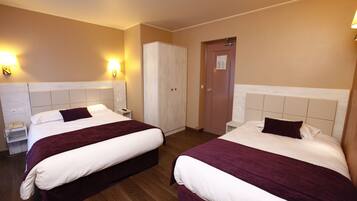 Quarto triplo | Cofres nos quartos, escrivaninha, quartos à prova de som