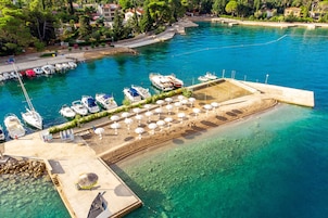 Terraço com espreguiçadeiras