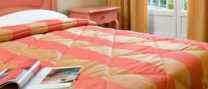 Cofre no quarto, berços/camas para crianças 