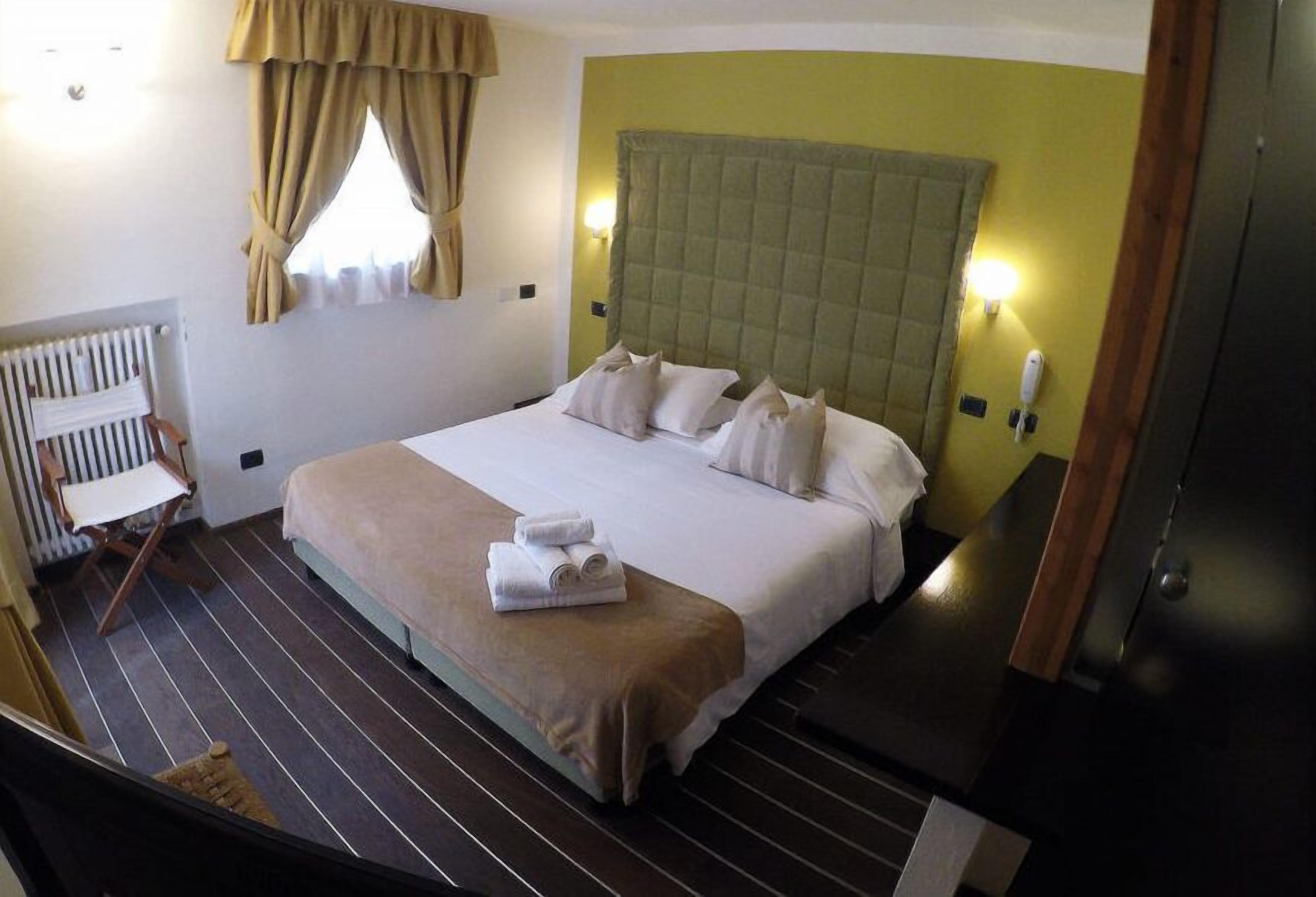 Quarto Duplo ou Twin | Cofre no quarto, com decoração personalizada 