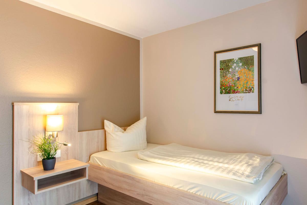 Quarto solteiro conforto | Roupas de cama antialérgicas, escrivaninha