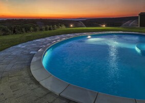 2 piscinas exteriores, guarda-sóis, espreguiçadeiras