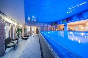 Uma área de piscina com espreguiçadeiras e placa de spa.