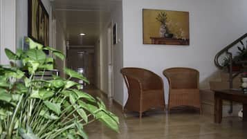 Área de estar no saguão