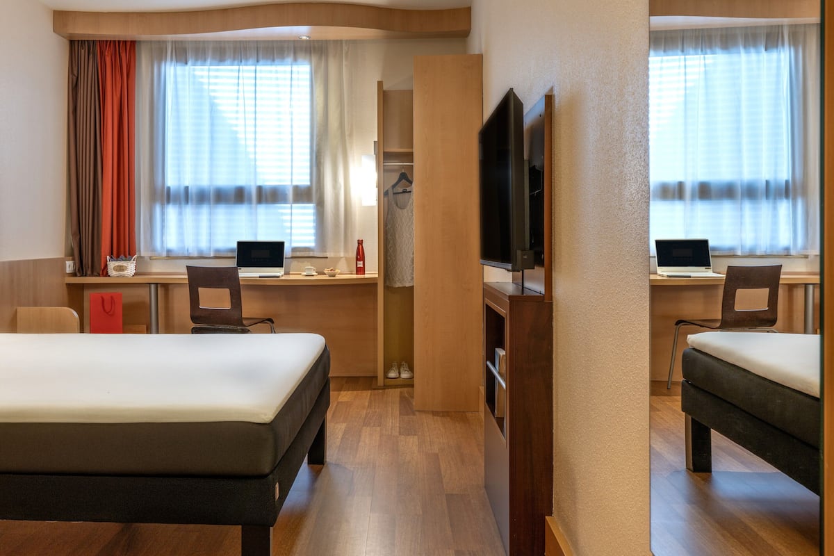 Quarto, 1 cama de casal | Roupas de cama premium, edredons de pluma, escrivaninha