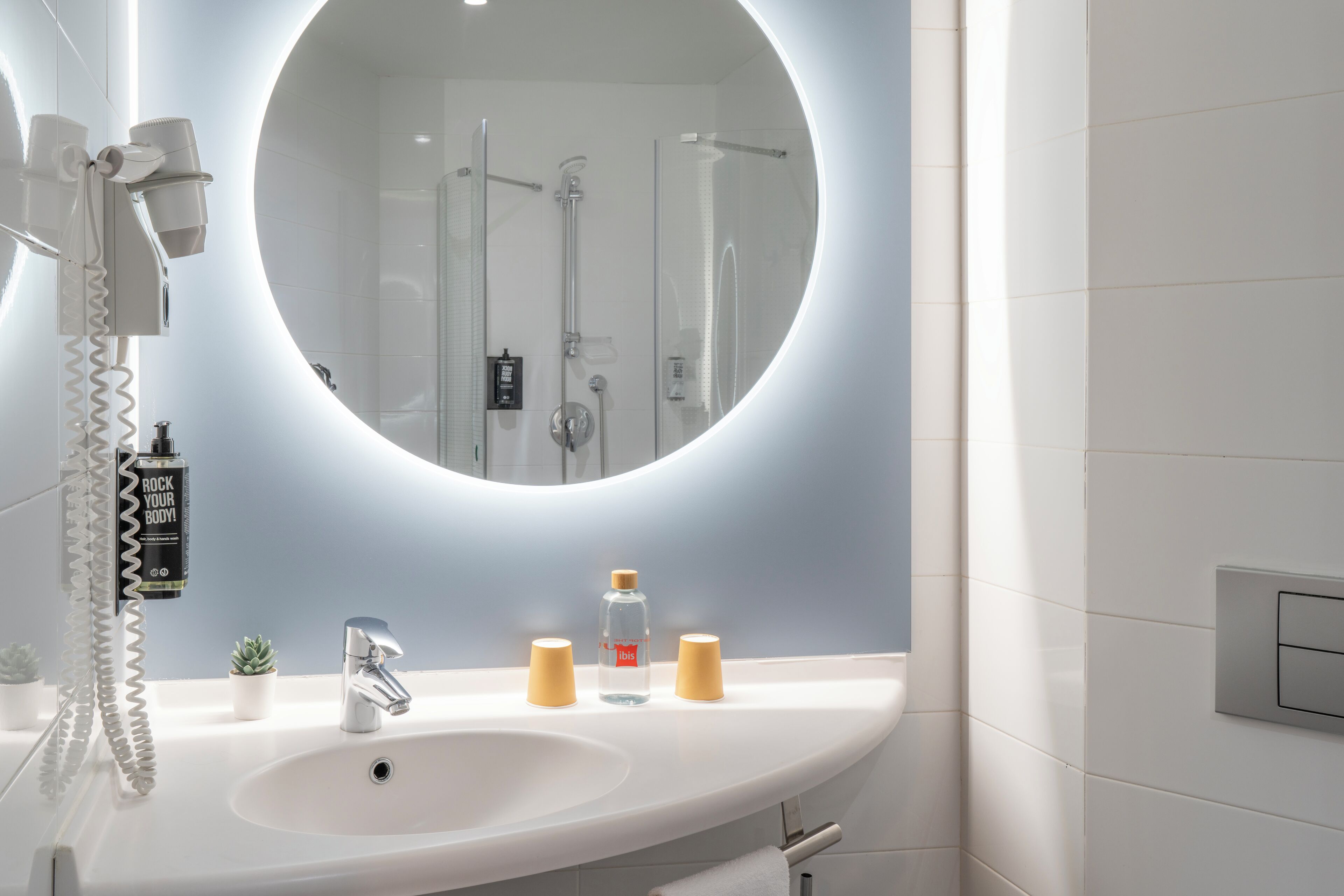 Quarto, várias camas | Banheiro | Chuveiro, produtos de toalete biodegradáveis, secador de cabelo 