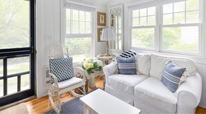 Sea Mist Cottage Queen Bed Cove View | Área de estar | Smart TV 24 polegadas com canais a cabo/via satélite, TV, DVD player