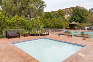 4 piscinas externas, funciona das 8h às 22h, guarda-sóis
