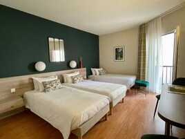 Quarto triplo, 3 camas de solteiro, para não fumantes, sacada | Cortinas blackout, quartos à prova de som, Wi-Fi de cortesia