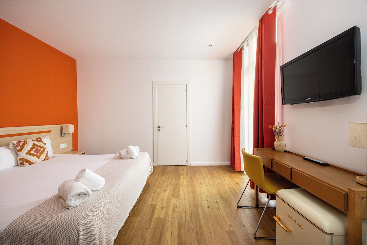 Quarto Duplo Deluxe | Cortinas/cortinados opacos, ferro/tábua de engomar, Wi-fi grátis 