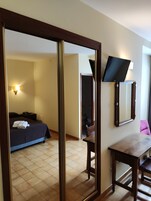 Quarto Duplo Básico, 1 quarto, não fumadores, casa de banho anexa | Com decoração personalizada, com mobília individualizada, secretária 