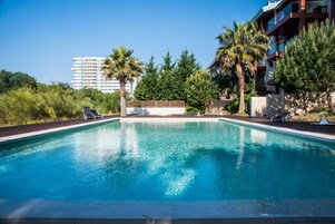 Piscina exterior, guarda-sóis, espreguiçadeiras 