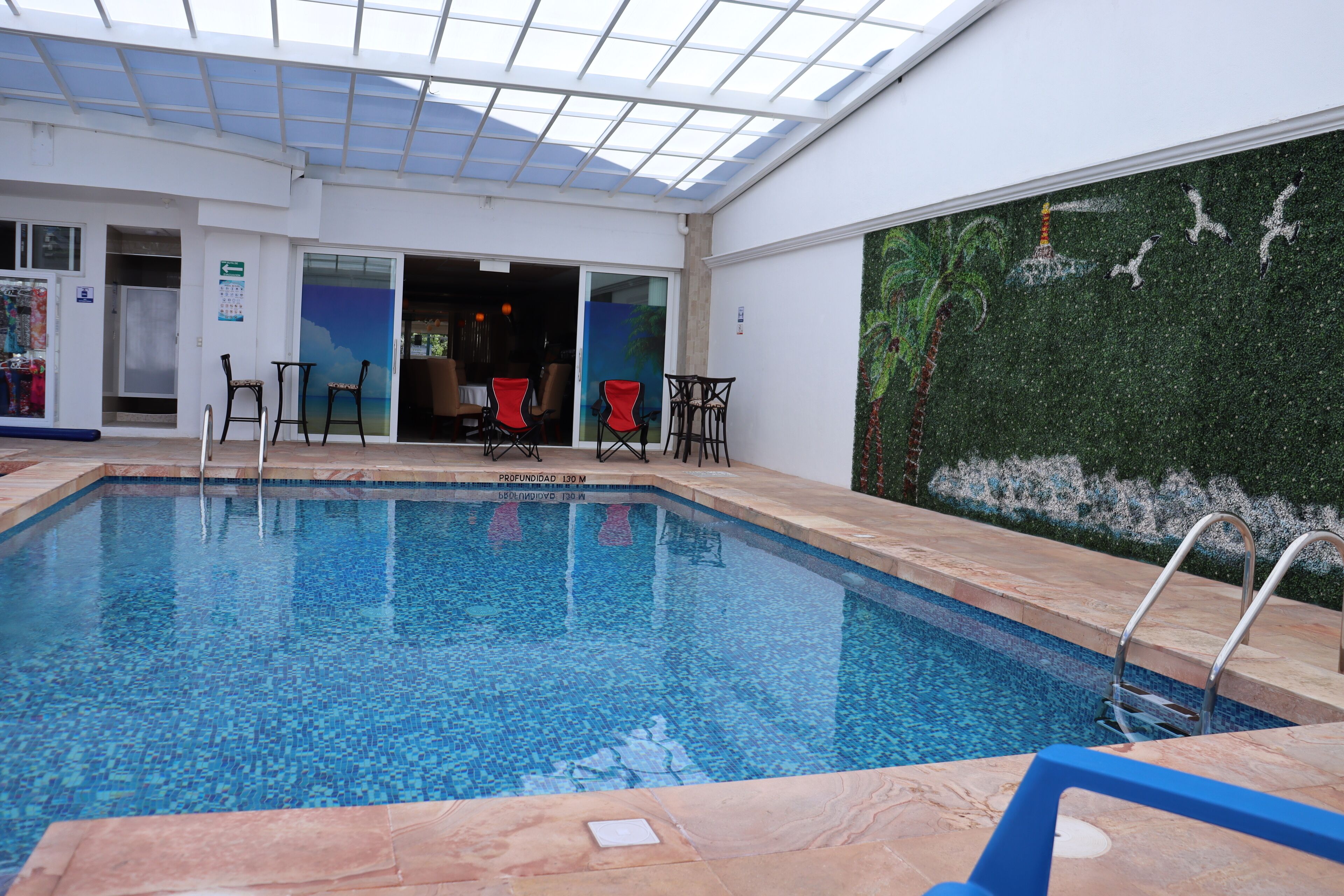 Piscina interior, da(s) 7:00 à(s) 21:00, espreguiçadeiras 