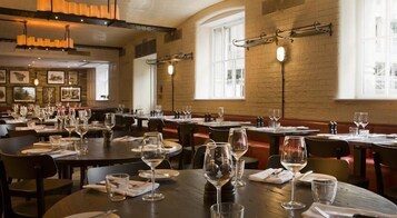 2 restaurantes, pequenos-almoços servidos, cozinha britânica 