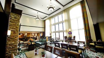 Café da manhã com buffet grátis todos os dias