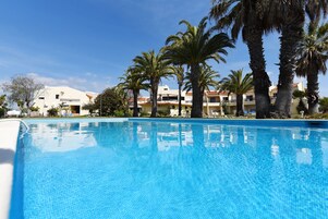Piscina exterior, guarda-sóis 