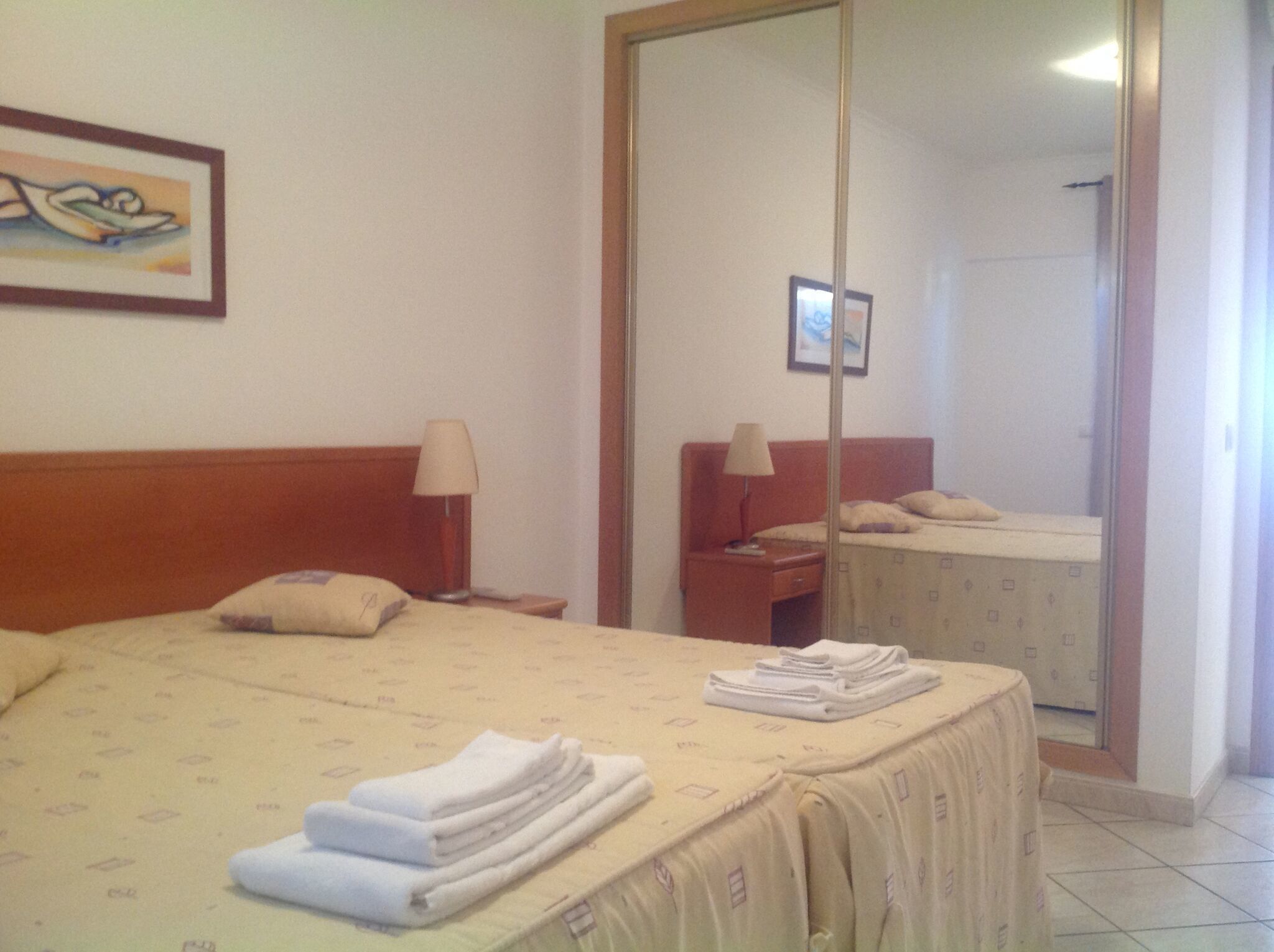 Cofre no quarto, ferro/tábua de engomar, berços/camas para crianças 