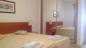 Cofre no quarto, ferro/tábua de engomar, berços/camas para crianças