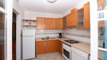 Um frigorífico, um micro-ondas, uma placa de cozinha