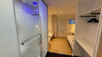 Quarto triplo standard, 3 camas de solteiro, sacada, vista para a cidade | Escrivaninha, quartos à prova de som, Wi-Fi de cortesia, roupa de cama