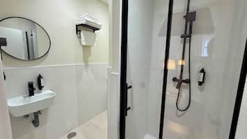 Quarto casal superior, 1 cama de casal, banheiro privativo, vista para a cidade | Banheiro | Chuveiro, secador de cabelo (mediante solicitação), toalhas de banho