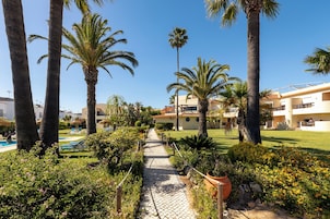 Piscina exterior, espreguiçadeiras