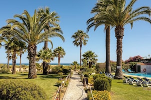 Piscina exterior, espreguiçadeiras 