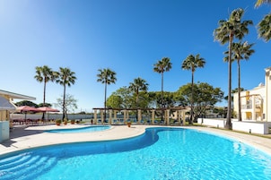 Piscina externa, espreguiçadeiras