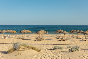 Na praia, praia de areia branca