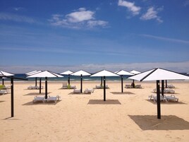 Na praia, praia de areia branca 