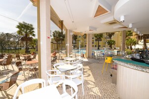 Bar junto à piscina