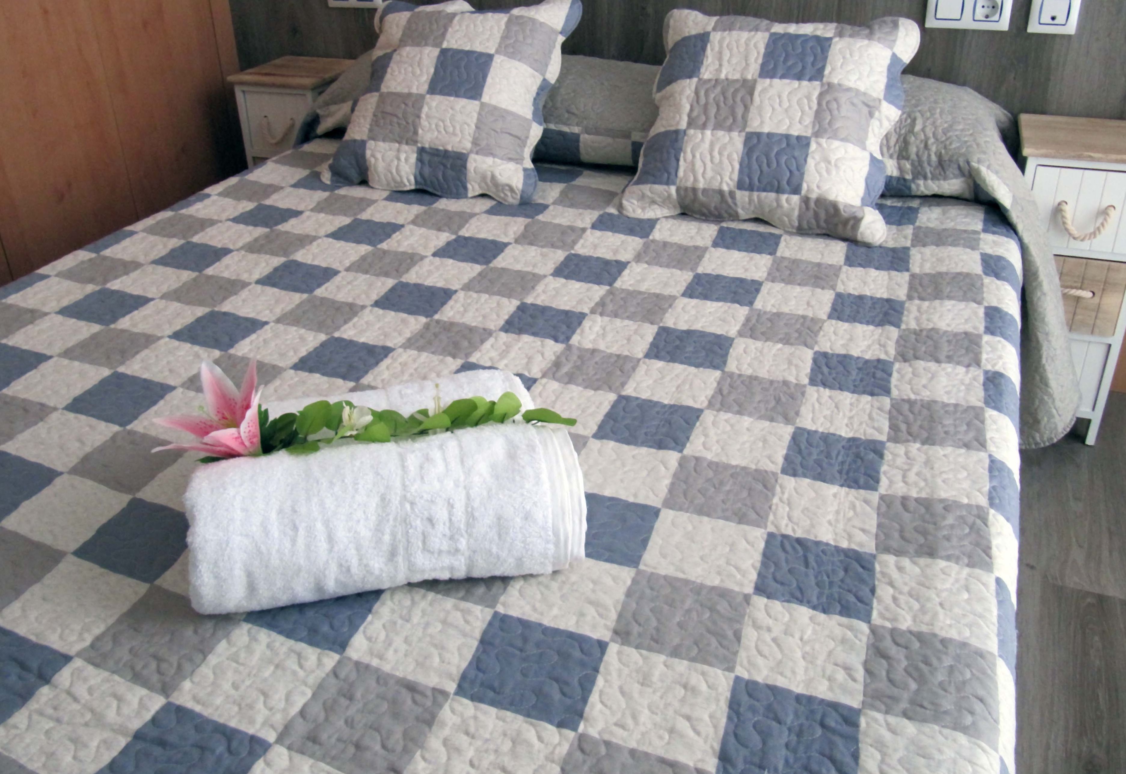 Quarto Duplo, varanda, vista para a praia | Camas de colchão viscoelástico, secretária, cortinas/cortinados opacos 