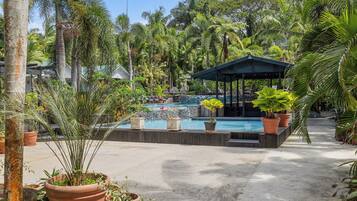 2 piscinas exteriores, espreguiçadeiras