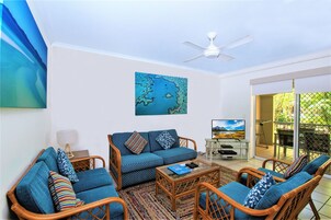 Apartamento, 2 quartos, vista para o jardim (Air Con) | Sala de estar | TV de ecrã plano 