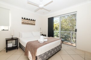 3 Bedroom Apartment 2 Queens & 2 Singles | Roupa de alta qualidade, secretária, ferro/tábua de engomar