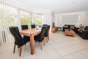 3 Bedroom Apartment 2 Queens & 2 Singles | Sala | TV de ecrã plano