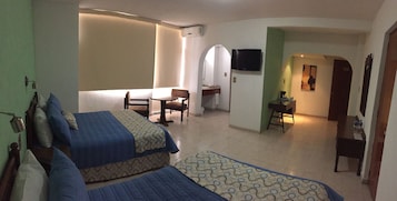 Quarto Duplo Superior | Secretária, cortinas/cortinados opacos, quartos insonorizados 