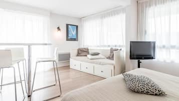 Estúdio standard, várias camas, para não fumantes, sacada (Côté rue) | Roupas de cama premium, individualmente decorados, escrivaninha
