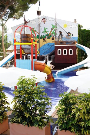 Piscina interior, 4 piscinas exteriores, guarda-sóis, espreguiçadeiras 