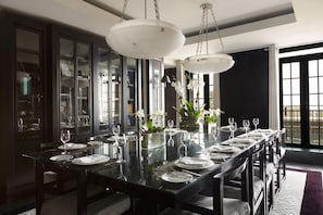Knightsbridge Penthouse | Área de estar | TV de tela plana 51 polegadas com canais digitais, TV, livros