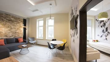 Apartamento, 3 quartos (Mickiewicza Street) | Sala de estar | TV de tela plana