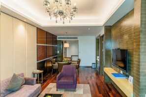 Suíte, 1 cama King | Área de estar | TV LCD